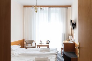 Quarto Duplo Standard | Minibar, cofre no quarto, secretária