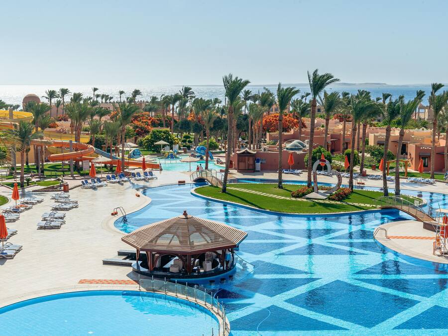 Piscina exterior, guarda-sóis, espreguiçadeiras