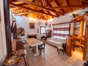 Apartamento família | Área de estar | TV de tela plana, brinquedos