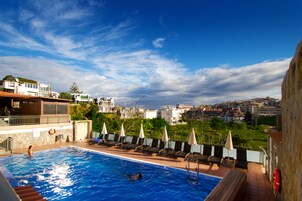 Piscina exterior, toldos gratuitos, guarda-sóis 