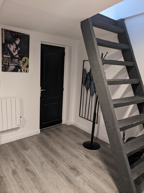 La suite Familiale Enchante 1 | Sala de estar | TV de ecrã plano 