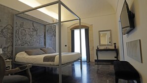 Um quarto moderno com uma cama de dossel, uma escrivaninha e um banco.