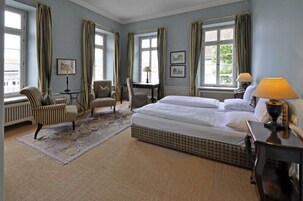 Quarto casal luxo | Escrivaninha, Wi-Fi de cortesia, roupa de cama