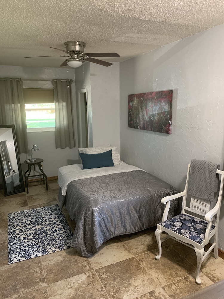 Spacious House In The Heart Of Melbourne  - 5 Miles From Beaches - Melbourne, FL