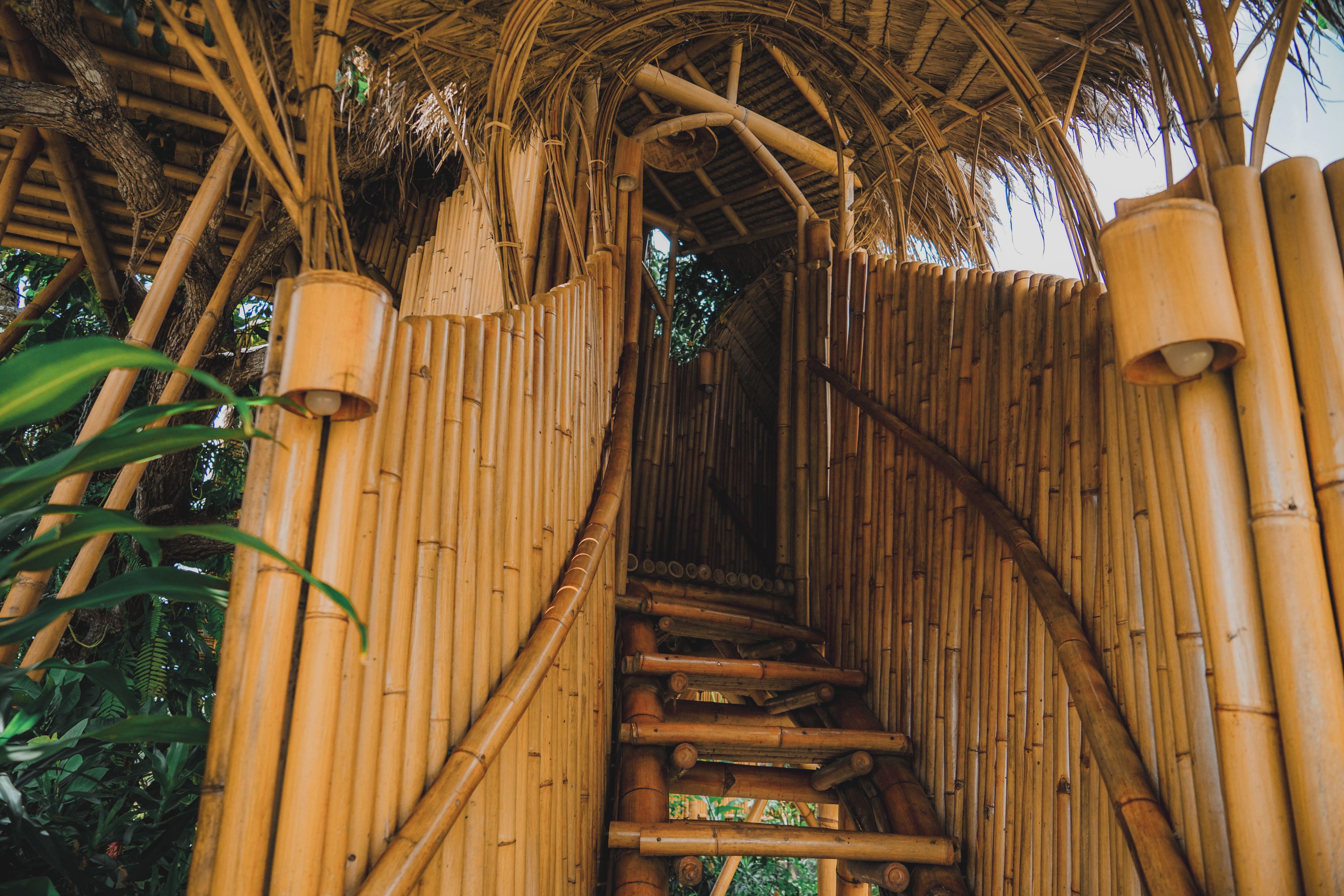 Uma estrutura de bambu com uma escada em espiral.