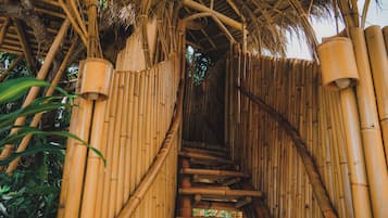 Uma estrutura de bambu com uma escada em espiral.