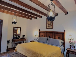 Quarto Deluxe, 1 cama king-size | Ferro/tábua de engomar, Wi-fi grátis, roupa de cama fornecida