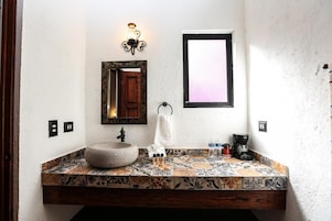 Quarto Duplo Económico | Lavatório na casa de banho
