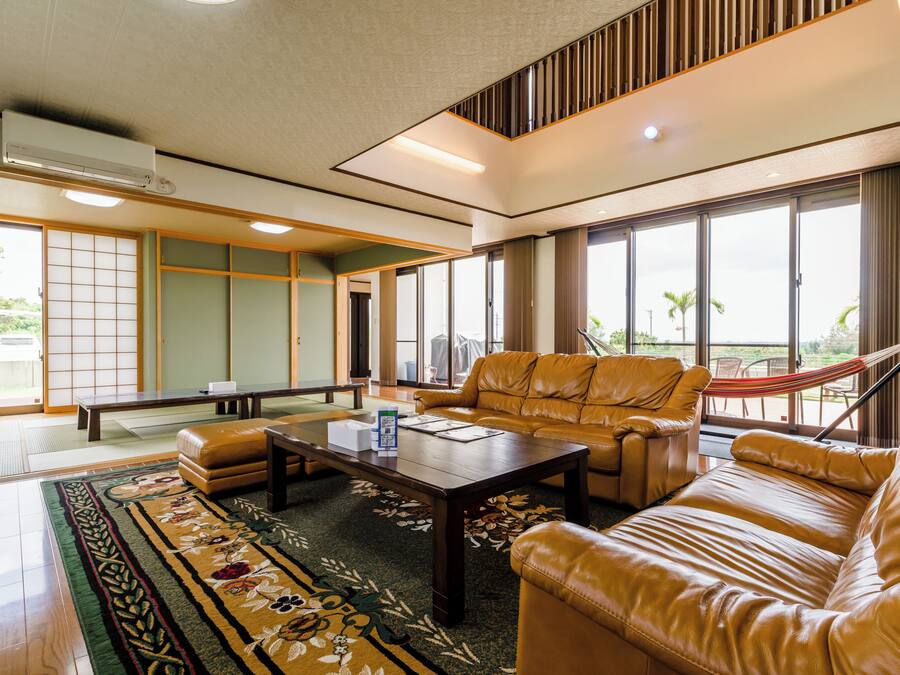 Casa Comfort (Private Vacation Home) | Sala de estar | Televisor de ecrã plano de 60 polegadas com canais digitais, televisor