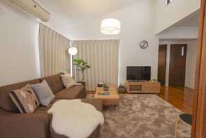 Casa básica (Private Vacation Home) | Sala de estar | TV de tela plana