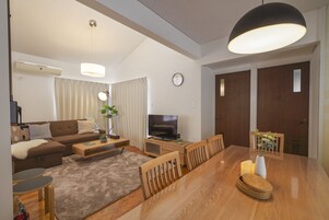 Casa básica (Private Vacation Home) | Sala de estar | TV de tela plana