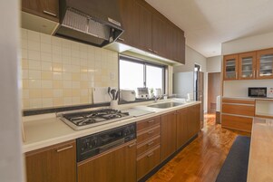 Casa básica (Private Vacation Home) | Cozinha americana privada | Geladeira, micro-ondas, cooktop, chaleira elétrica