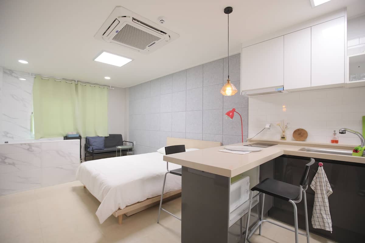Estúdio, banheira de hidromassagem grande (12 pyeong) | Wi-fi grátis, roupa de cama fornecida