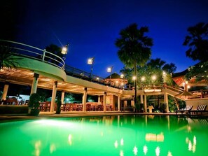 Fachada da propriedade à noite