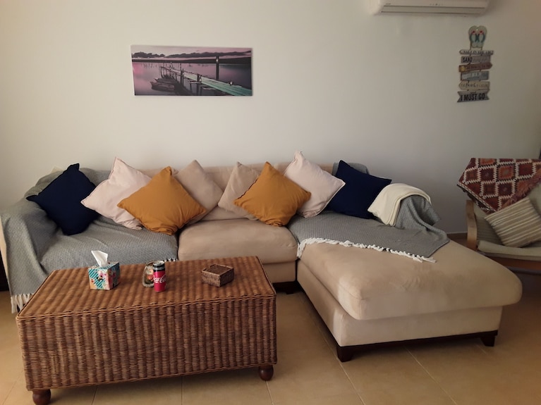 Un Bien Equipado Apartamento De 3 Dormitorios En Planta Baja Con Vistas Realmente Asombrosas. - Cyprus