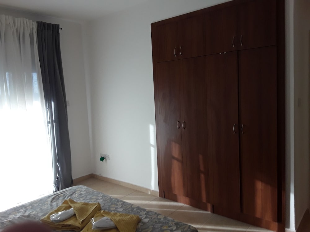 Un Bien Equipado Apartamento De 3 Dormitorios En Planta Baja Con Vistas Realmente Asombrosas. - Chipre