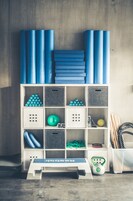 Um espaço de armazenamento bem organizado, contendo diversos equipamentos e acessórios de ginástica.