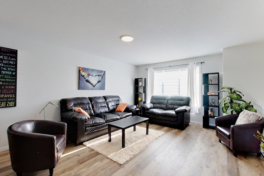 Modern 4 Bedroom House For 8 Guests In Red Deer ~ Games Room, Fire Pit, A/c, Bbq - Alberta