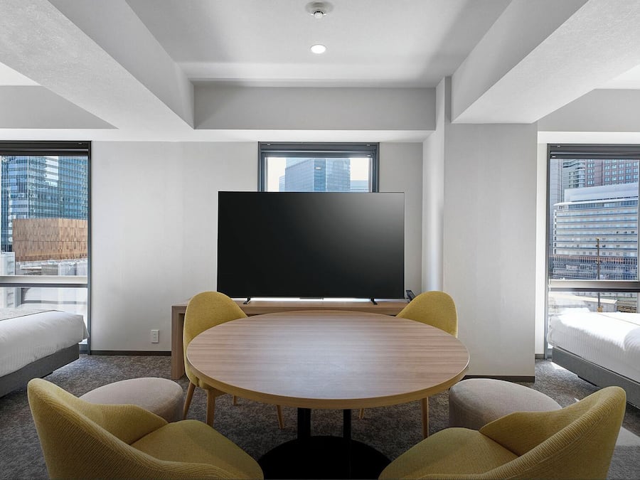 Quarto Quádruplo Familiar, não fumadores (Main Building) | Roupa de alta qualidade, edredões de penas, cofre no quarto, secretária
