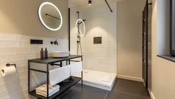 Quarto casal (1) | Banheiro | Chuveiro, secador de cabelo, toalhas de banho, sabonete