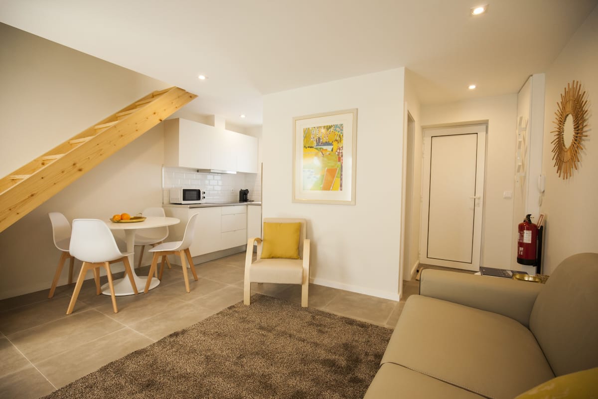 Casa Comfort | Sala de estar | Televisor de 30 polegadas com canais por cabo