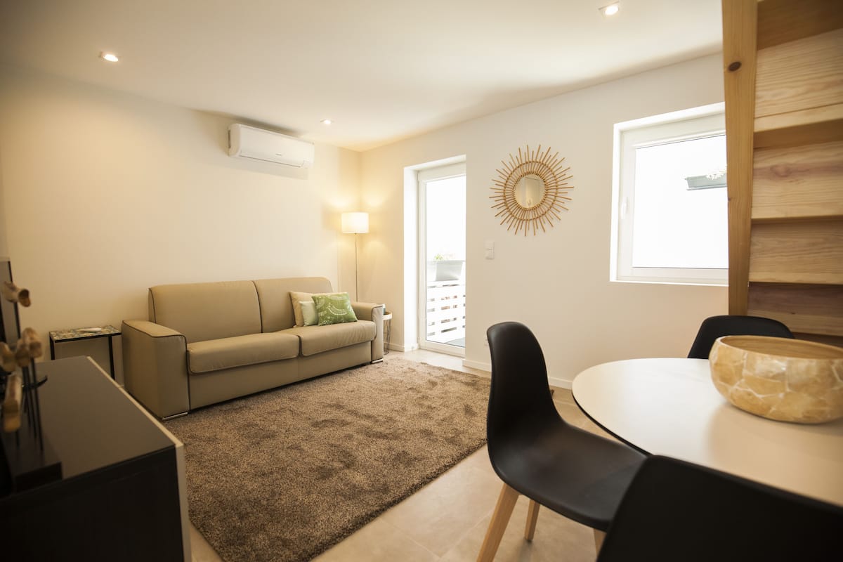 Casa Comfort | Sala de estar | Televisor de 30 polegadas com canais por cabo