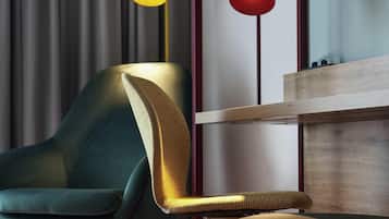 Uma cadeira moderna com design único, uma prateleira de madeira e uma luminária pendente vermelha.