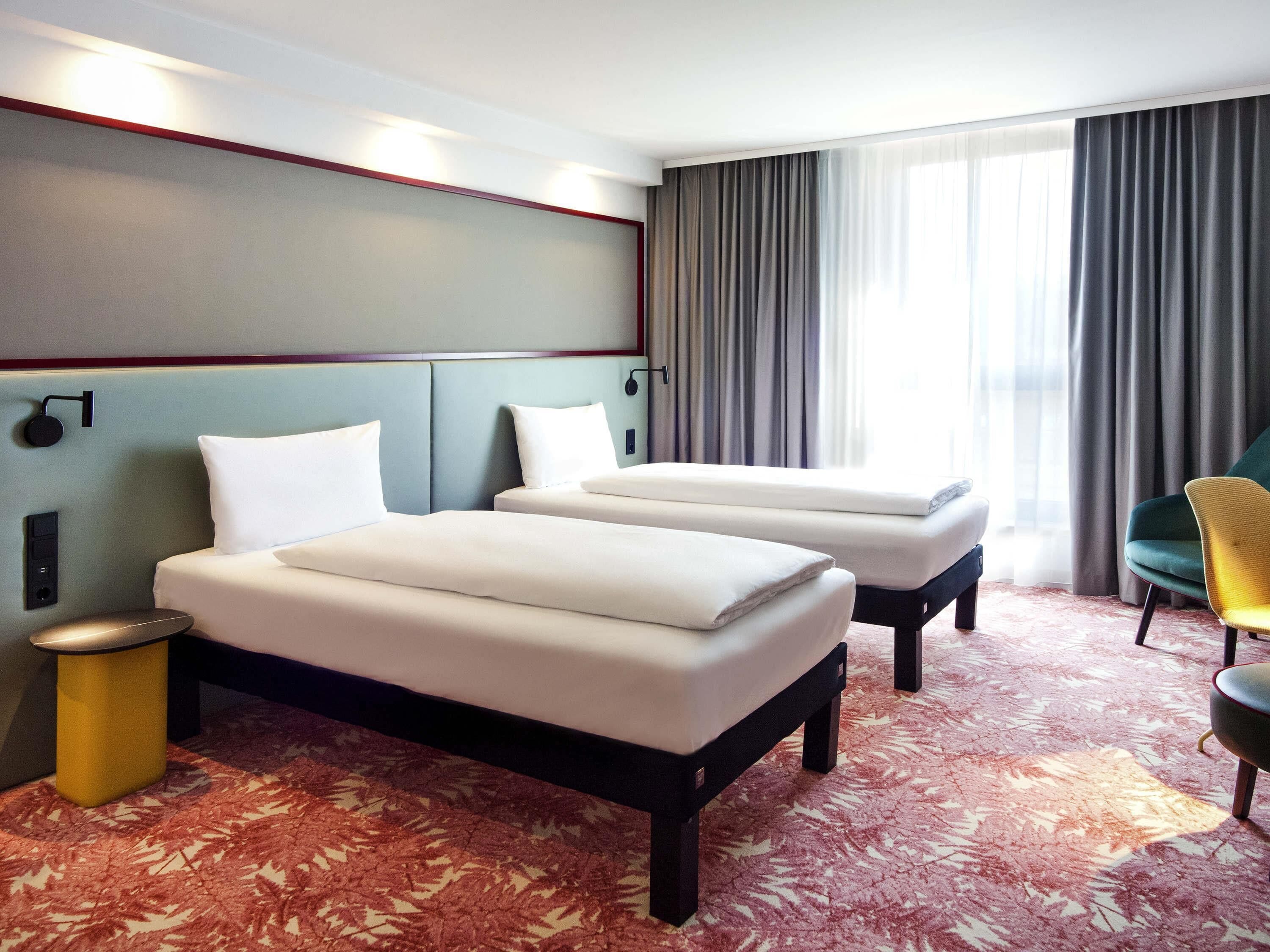 Quarto Twin, 2 camas individuais, quartos comunicantes | Secretária, secretária adequada para computadores portáteis 