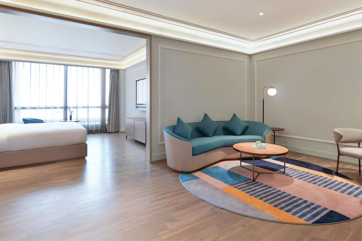 Suíte luxo, 1 cama King | Edredons de pluma, frigobar, escrivaninha