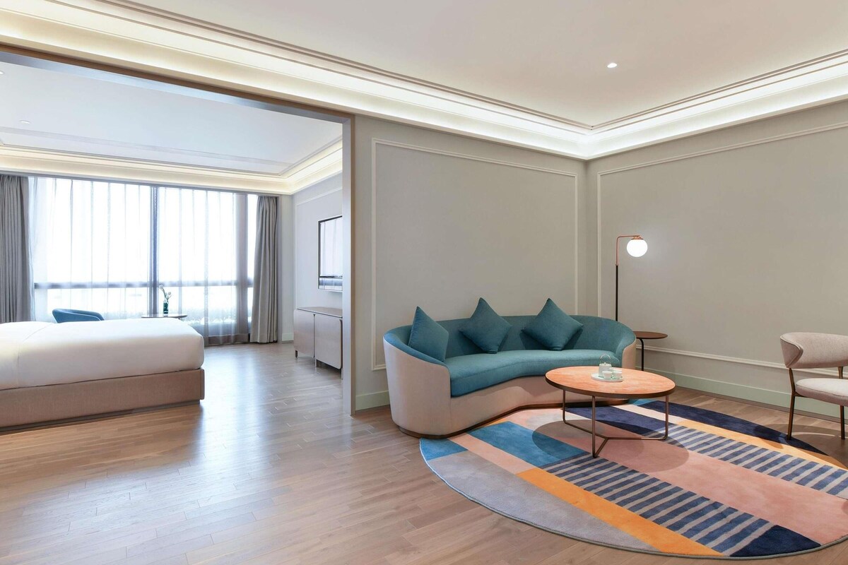 Suite Deluxe, 1 cama king-size | Edredões de penas, minibar, secretária 