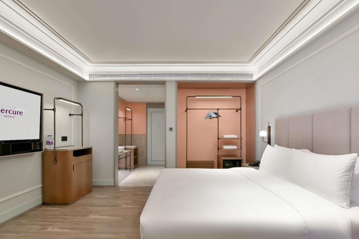 Edredões de penas, minibar, secretária 