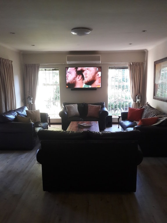 Paarl - The Labyrinth - Sleeps 8 (+ 2) - Paarl