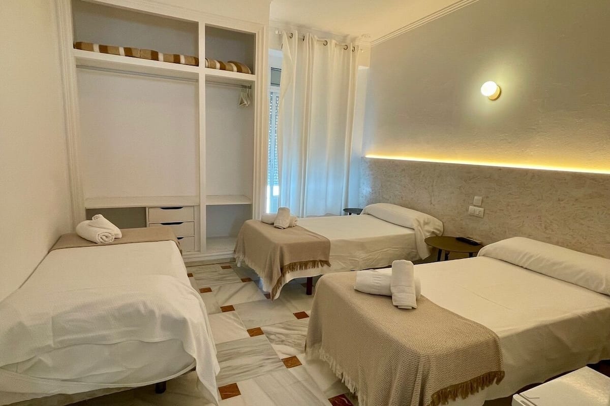 Quarto casal família (Exterior) | Escrivaninha, espaço de trabalho para notebook, Wi-Fi de cortesia