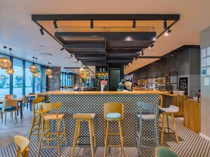 Este bar no lobby do hotel 