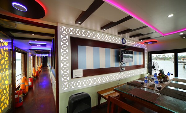 Luxury Floating Houseboat Cruise - Alappuzha