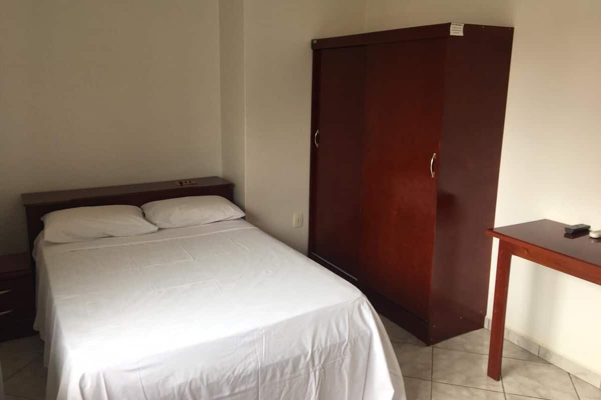 Quarto Duplo Standard, 1 cama de casal | Minibar, Wi-fi grátis, roupa de cama fornecida