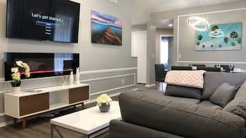 Apartamento (3 Bedrooms) | Sala | TV de ecrã plano, lareira, Netflix, serviços de streaming