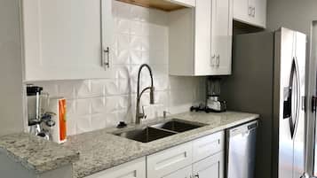 Apartamento (3 Bedrooms) | Cozinha privada | Um frigorífico, um micro-ondas, um forno, uma placa de cozinha