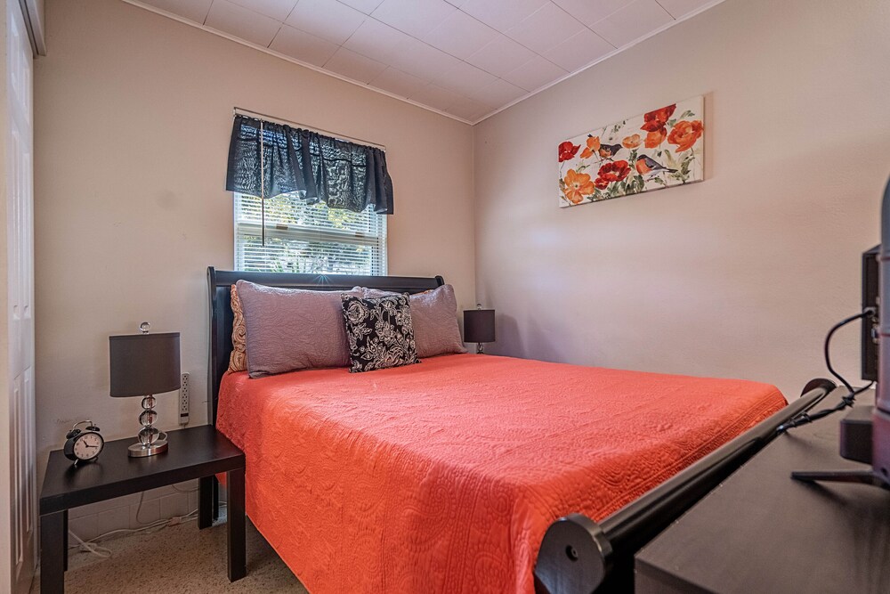 Unit 8. Cozy Studio Apartment With Kitchen, Free Parking, Wi-fi, And Cable - Golf, FL