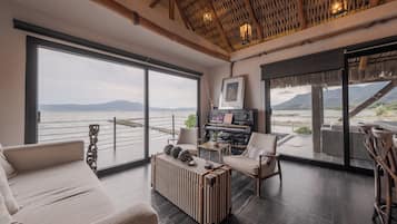 Cabana de Madeira de Luxo | Sala de estar | Smart TV de 55 polegadas com canais digitais, Netflix