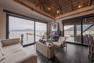 Cabana de Madeira de Luxo, vista para o lago | Sala de estar | Smart TV de 55 polegadas com canais digitais, Netflix