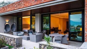 Quarto Quádruplo Deluxe, 2 quartos, vista para o lago | Terraço/pátio interior