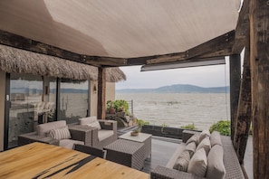 Cabana superluxo, vista para o lago | Terraço/pátio
