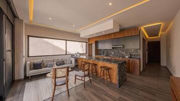 Uma cozinha moderna com bancada de mármore, banquetes de madeira e uma ilha planejada.