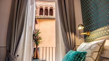 Quarto Duplo Deluxe | Minibar, cofre no quarto, secretária, cortinas/cortinados opacos