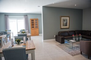 Pequeno-almoço preparado no momento diário incluído 