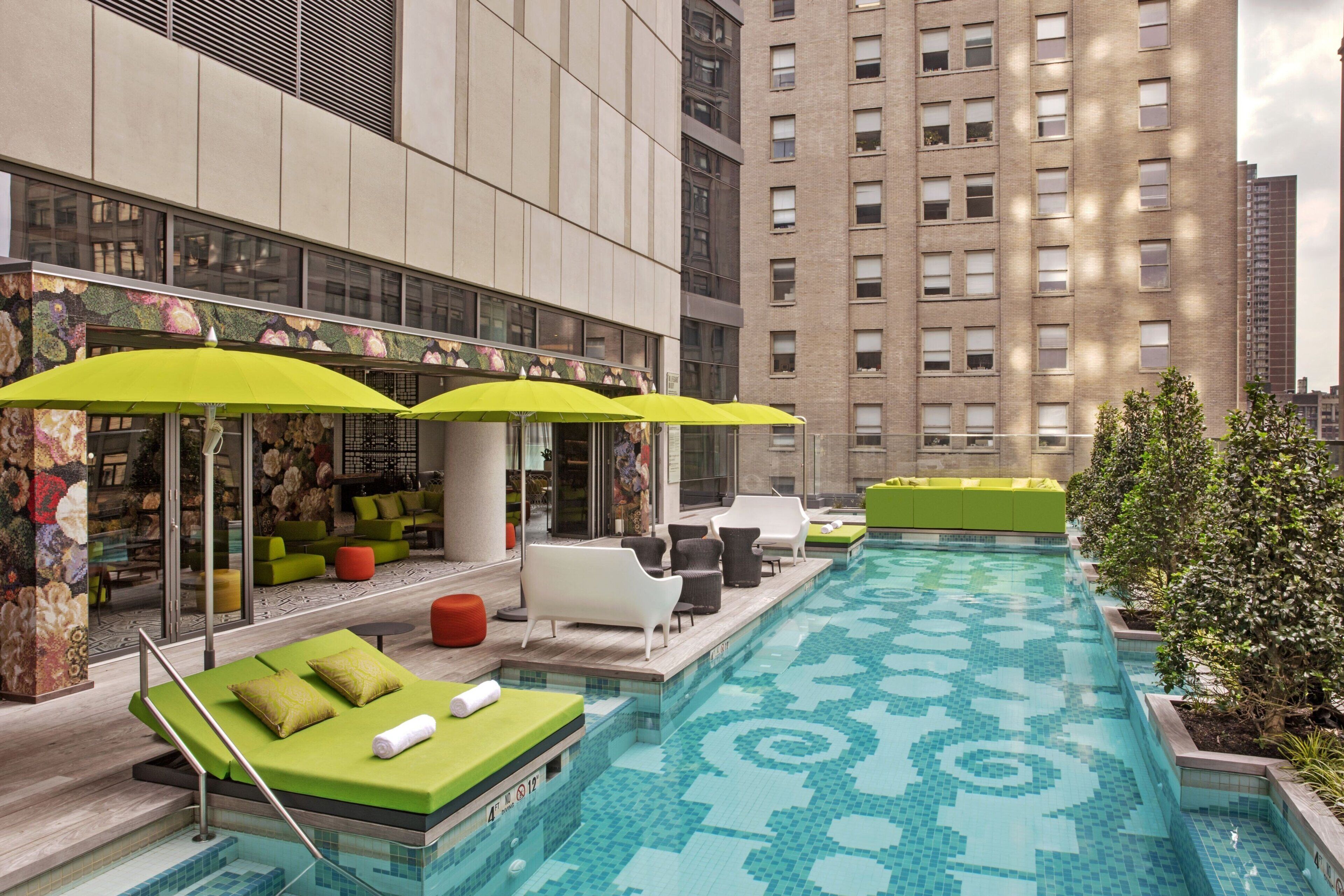 Piscina exterior, toldos (sobretaxa), guarda-sóis 