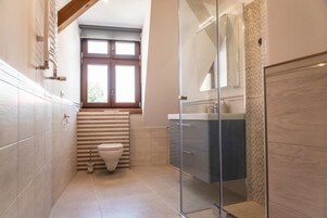 Apartamento, 1 quarto (6) | Casa de banho | Um polibã, um secador de cabelo, Piso aquecido (casa de banho)