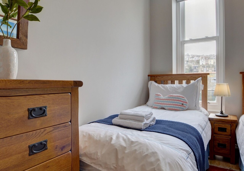 Oystercatchers - Two Bedroom Apartment, Sleeps 4 - Ilfracombe