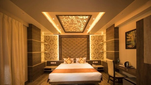Quarto moderno com uma cama grande, uma escrivaninha e uma cadeira.